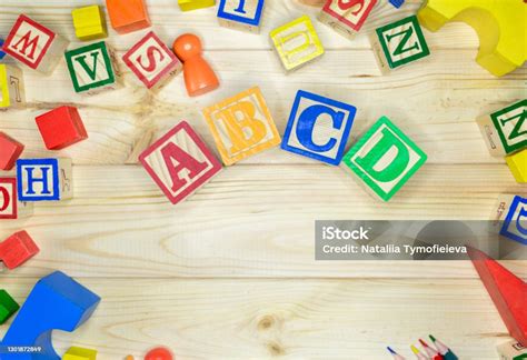 교육 장난감 블록 숫자 나무 테이블에 편지 유치원 유치원 또는 보육원을위한 장난감 텍스트공간을 복사합니다 위쪽 보기 개발에 대한 스톡 사진 및 기타 이미지 Istock