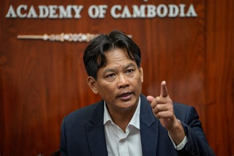 ប្រមុខរដ្ឋស្តីទី សម្តេចវិបុលសេនាភក្តី សាយ ឈុំ ដំឡើងថ្នាក់បន្ថែមជូនបណ្ឌិត សុខ ទូច