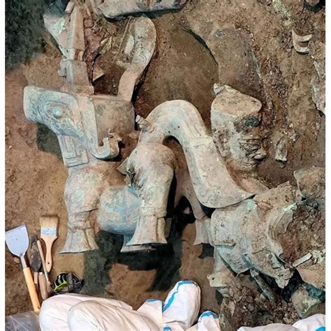 Китайски археолози откриха мащабна бронзова статуя на митичен звяр