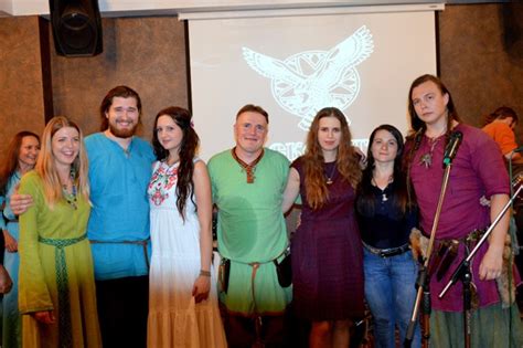 Девушка в белом платье создала альбом и свои немногочисленные но очень нужные кадры залила в