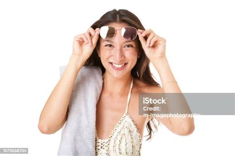 고립 된 흰색 배경 선글라스와 함께 행복 한 젊은 아시아 여자의 초상화를 닫습니다 선글라스에 대한 스톡 사진 및 기타 이미지 선글라스 여름 클로즈업 Istock