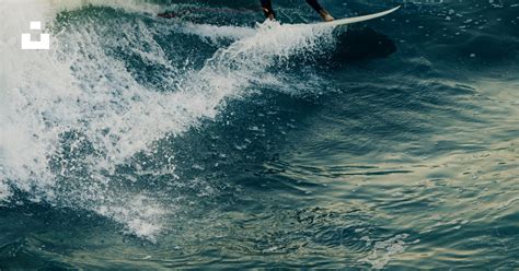 검은 잠수복을 입은 남자가 낮에 바다 파도에 서핑을 하고 있다 사진 Unsplash의 무료 맨해튼 비치 이미지