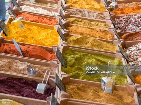 다진된 향신료와 곡물의 다양 한 종류와 작은 나무 상자 되더라도 카레 케이준 Keufta 파프리카 및 다양 한 혼합 Japanese Curry에 대한 스톡 사진 및 기타