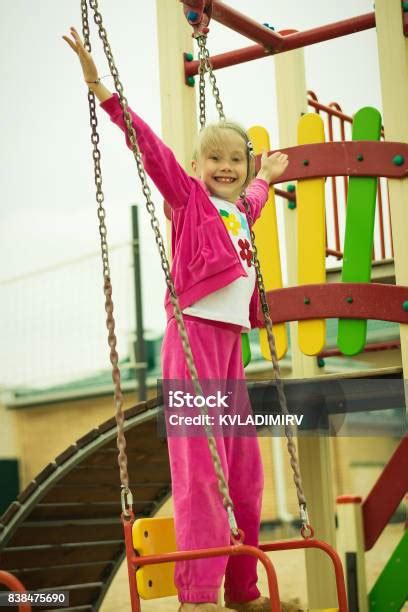 그의 얼굴에 즐거운 표정으로 여자 팔 스윙을 타고 뻗은 귀여운에 대한 스톡 사진 및 기타 이미지 귀여운 그네 노랑 Istock