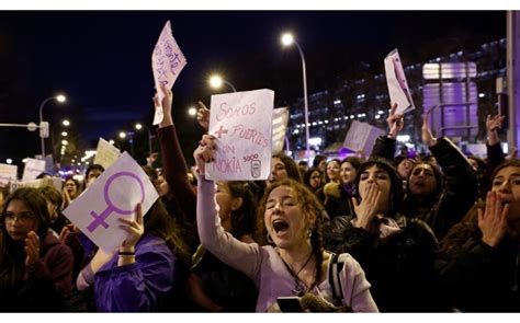 Duuren Life Олон улсын эмэгтэйчүүдийн эрхийн өдрөөр дэлхийн олон оронд жагсаал боллоо