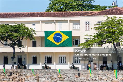 브라질 리우데자네이루에 있는 코파카바나 요새의 브라질 국기 브라질 국기에 대한 스톡 사진 및 기타 이미지 브라질 국기 0명 경관 Istock