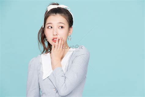 Gambar Gadis Cantik Korea Berpikir Dan Bertanya Tanya Ekspresi Terbaik Unduh Gratis Di Lovepik