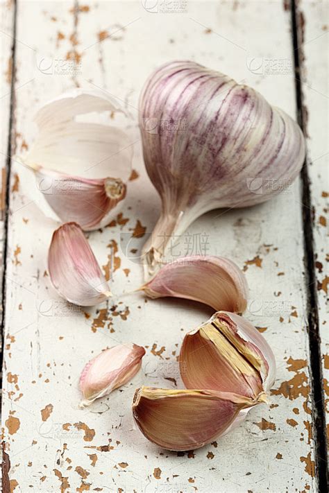 蒜头和蒜瓣放在剥落的油漆木板上