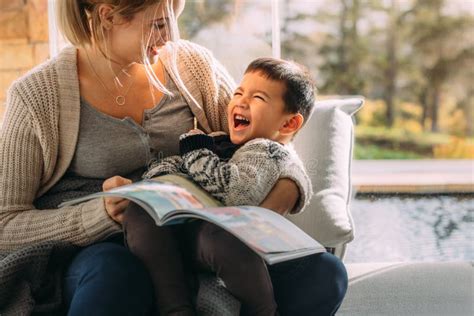 Sohn Der Mit Seiner Mutter Auf Bett Schläft Stockfoto Bild von schlafen zuhause