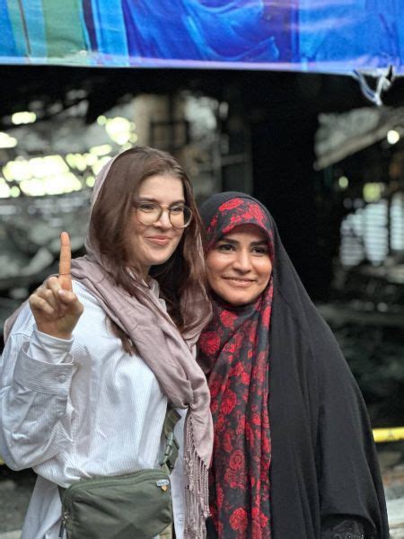 پوشش و ژست خبرنگار زن آمریکایی در کنار سحر امامی عکس