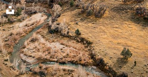 그 한가운데에 구불구불한 길이 있는 산 사진 Unsplash의 무료 길 이미지