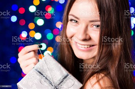 축하 배경 위에 선물 상자가있는 산타 클로스 모자를 쓴 행복한 흥분 젊은 여성 16 17 살에 대한 스톡 사진 및 기타 이미지 16 17 살 갈색 머리 겨울 Istock