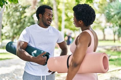 공원에서 요가 매트를 들고 말하는 아프리카 계 미국인 남성과 여성 부부 20 24세에 대한 스톡 사진 및 기타 이미지 20 24세 2명 가족 Istock