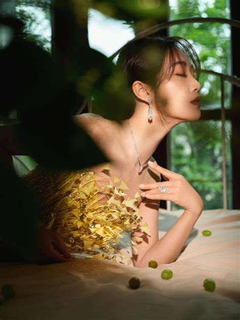蓝盈莹穿明黄色满钻礼裙秀水蛇腰 逆天大长腿吸睛 搜狐大视野 搜狐新闻