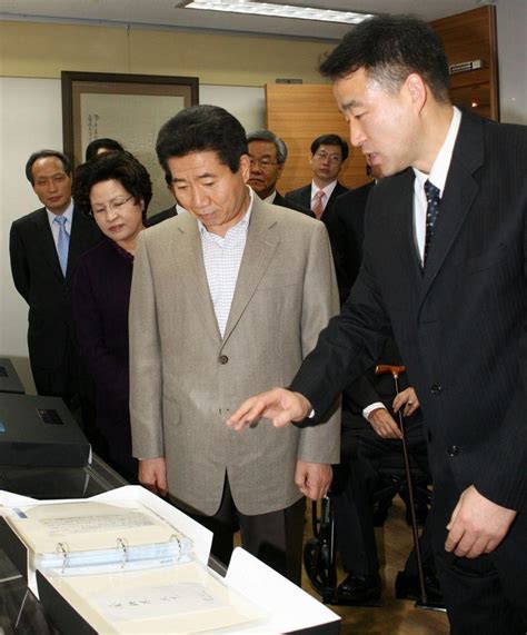 [노무현사료관] [김대중 도서관에서 김대중 전 대통령의 자필 사료를 살펴보는 노무현 대통령]