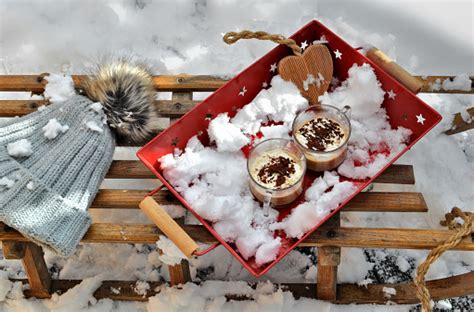 모자가 달린 오래된 나무 썰매에 눈이 쌓인 빨간 트레이에 카푸치노와 나무 하트 컵 0명에 대한 스톡 사진 및 기타 이미지 0명 겨울 공휴일 Istock