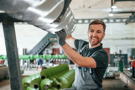 장비의 날카로운 모서리 제복을 입은 남자는 농업 기술의 세부 사항을 개발하는 워크스테이션에 있습니다 사진 Unsplash