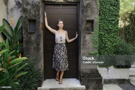 열대 휴양지의 공원에서 린넨 복장을 한 세련된 패셔너블한 여성의 야외 초상화 자연광 캐주얼하면서도 스타일리시한 여름 의상 봄여름 패션 트렌드 트로피컬 바캉스 스타일 35