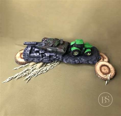 Купити Гіпсова статуетка ручної роботи для колекції або на подарунок з українським трактором