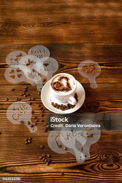 우유 거품 플라스틱 스텐실에 코코아가 있는 하트 모양의 그림을 그린 커피 라떼 한잔 0명에 대한 스톡 사진 및 기타 이미지 0명 갈색 계피 Istock