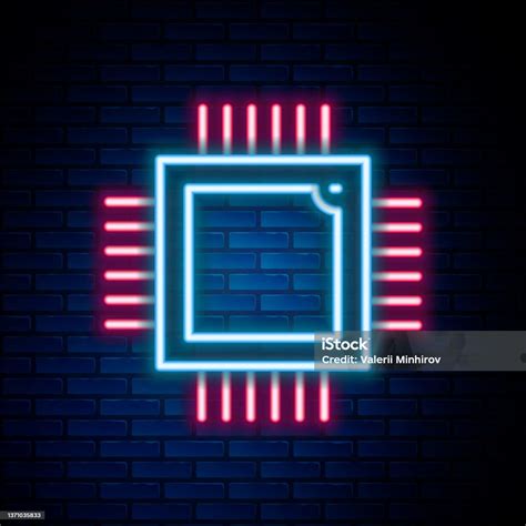 벽돌 벽 배경에 격리 된 마이크로 회로 Cpu 아이콘빛나는 네온 라인 컴퓨터 프로세서 회로 기판칩 또는 Cpu 마이크로 프로세서 다채로운 개요 개념 벡터 칠판에 대한 스톡