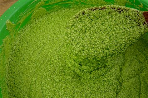 케이크 녹색 휘핑 부드러운 반죽 반죽이 채찍질되고 있습니다 모터 믹서 베이킹 케이크와 그릇에 흰색 반죽을 혼합 0명에 대한 스톡 사진 및 기타 이미지 Istock