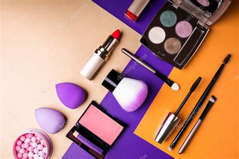 Productos De Maquillaje Y Cosméticos Decorativos Sobre Fondo De Color