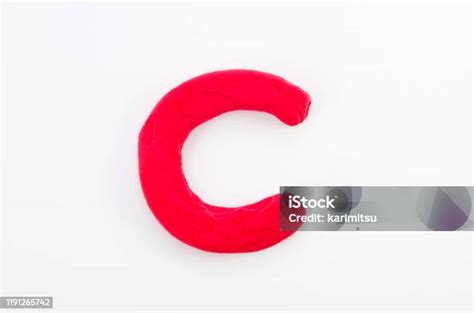 흰색 배경에 고립 된 영어 알파벳의 빨간 플라스틱 문자 C 대문자 알파벳 C에 대한 스톡 사진 및 기타 이미지 알파벳 C 어린이 놀이용 점토 0명 Istock