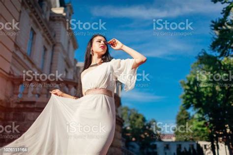 야외에서 하얀 웨딩 드레스를 입고 아름 다운 여자입니다 한 어깨 드레스 액세서리와 보석 개인 장식품에 대한 스톡 사진 및 기타 이미지 개인 장식품 결혼식 궁전