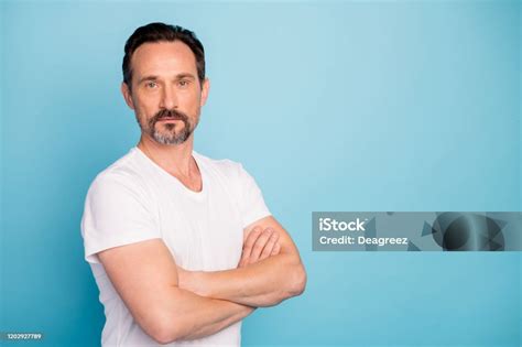 그의 멋진 매력적인 심각한 콘텐츠 남자 자영업 경험이 풍부한 체육관 트레이너의 프로필 사이드 뷰 초상화 밝은 생생한 빛 생생한 청록색 파란색 청록색 색상 배경 T 셔츠에