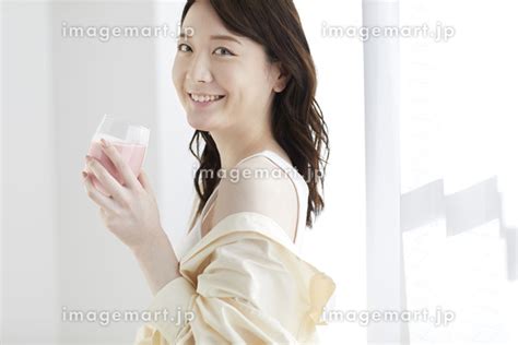 スムージーを飲む女性の写真素材 161629710 イメージマート