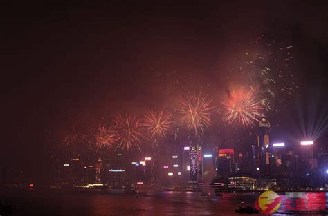 圖集維港煙花慶春節 市民遊客爭影相 香港文匯網
