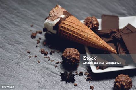 어두운 배경에 초콜릿 바와 공을 가진 아이스크림 콘 아이스크림 바닐라 초콜릿 냉동 아이스 캔디 달콤한 디저트 또는 간식을 덮었다 0명에 대한 스톡 사진 및 기타 이미지