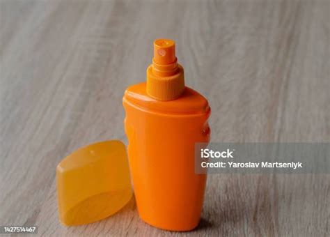 화장품을 사용한 오렌지 스프레이 선스크린 의약품 용 컨테이너 얼굴을위한 크림 0명에 대한 스톡 사진 및 기타 이미지 0명 개념 건강관리와 의술 Istock