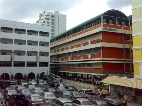 วิทยาลัยอาชีวศึกษาดุสิตพณิชยการ ในเมืองเขตราชเทวี