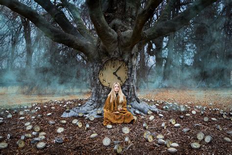 Dziewczyna Pod Drzewem Z Zegarem