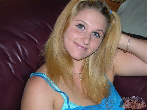 Big Breasted Blonde Strips Nude And Models Sexy Body Porn Pictures Xxx