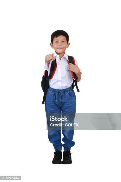 초상화 아시아 소년 아이 와 배낭 가방 집게 손가락 똑바로 가리키는 카메라 절연 통하고 있는 와 백색 배경 광고와 학교 개념으로 돌아 가기 위해 아이 6 7 살에 대한 스톡