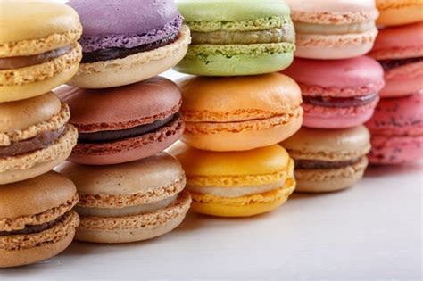 다른 여러 색된 Macarons 또는 마 카 롱 쿠키의 집합입니다 다채로운 아몬드 쿠키 달콤한 진미 프랑스 클로즈업입니다 갈색에 대한 스톡 사진 및 기타 이미지 Istock