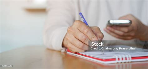 날짜를 표시하고 라이프스타일 비즈니스 개념에 대한 약속 시간을 지정하기 위해 달력에 연필로 쓰는 직원 남자 손을 닫습니다 마감일에 대한 스톡 사진 및 기타 이미지 Istock