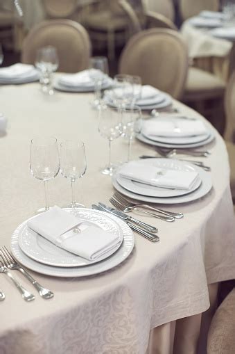 결혼식 피로연을 위한 우아한 테이블 세팅 화이트 플레이트와 은식기 0명에 대한 스톡 사진 및 기타 이미지 0명 결혼식 피로연 고급 Istock