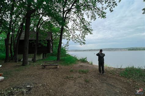 Нашел заброшенную избушку на «курьих ножках и это не шутка Смотрим что оставила внутри «Баба