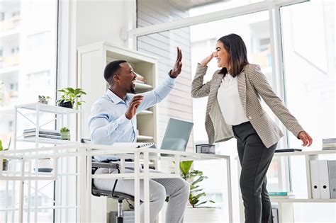 사무실에서 서로에게 하이파이브를 하는 두 명의 사업가의 샷 하이 파이브에 대한 스톡 사진 및 기타 이미지 하이 파이브 2명 사무실 Istock
