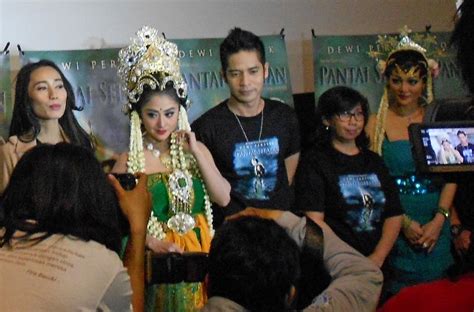 Dewi Perssik Berani Bugil Demi Totalitas Peran Di Pantai Selatan