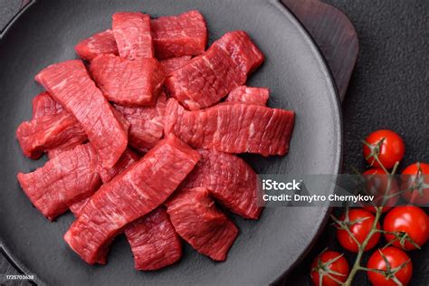 소금과 향신료를 곁들인 신선하고 육즙이 많은 생 쇠고기 조각 소고기에 대한 스톡 사진 및 기타 이미지 소고기 입방체 0명 Istock