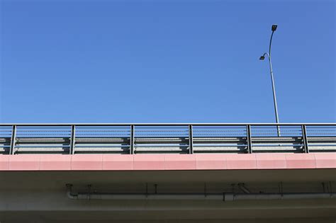 푸른 하늘 아래 고가 도로가 있는 고가교 보호 장벽이 있는 빈 고속도로 고속도로 또는 우회 장면 육교 거리 풍경입니다 시내 시내 현대 교통 건설 0명에 대한 스톡 사진 및