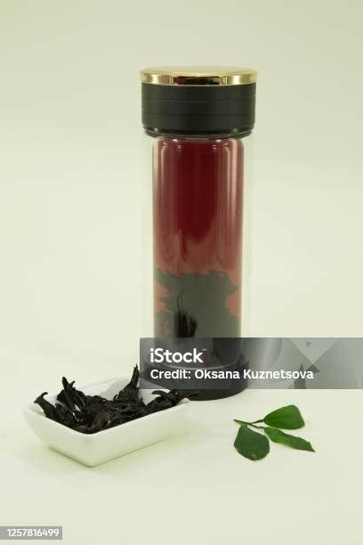 이집트 차 히비스커스 차 흰색 배경에 흰색 그릇에 격리 차는 이중 유리 열 접시에 양조됩니다 레몬 잎 흰색 배경에 흰색 그릇에 격리 0명에 대한 스톡 사진 및 기타 이미지