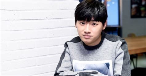 스플릿 이다윗 베일에 싸여있는 볼링 소년 연기