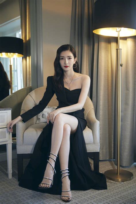 性感美艳 33岁女星西装高衩裙大秀美腿凤凰网