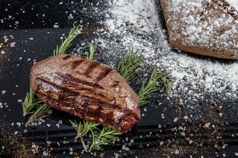 검은 나무 표면에 구이 필 레 미 뇽 쇠고기 스테이크의 상위 뷰 검은색에 대한 스톡 사진 및 기타 이미지 검은색 경관 고기 Istock